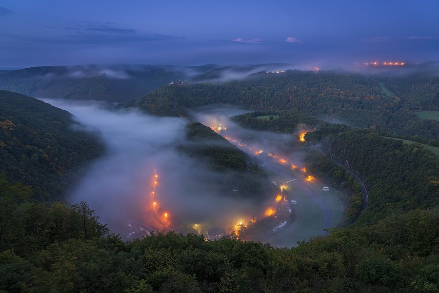 Walking with friends - Escapardenne Lee Trail - Visit Luxembourg